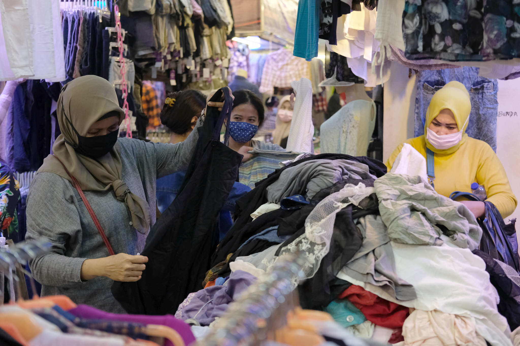 Pasar Pakaian Bekas Tetap Diminati Di Masa Pandemi - TrenAsia Pasar Pakaian Bekas Tetap Diminati Di Masa Pandemi - TrenAsia