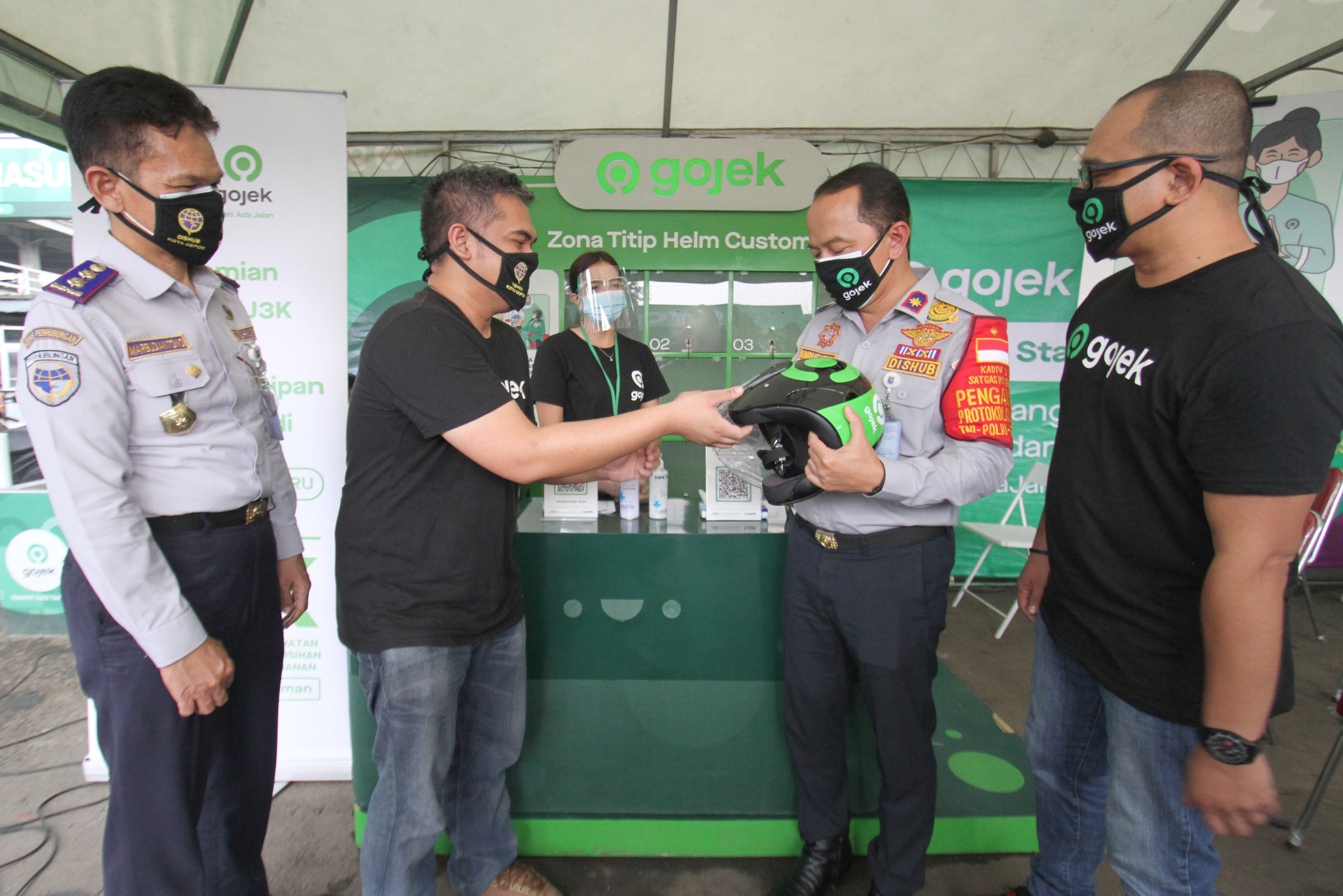 Gojek Sediakan Tempat Penitipan Helm Untuk Pelanggan Pengguna Commuter ... Gojek Sediakan Tempat Penitipan Helm Untuk Pelanggan Pengguna Commuter ...